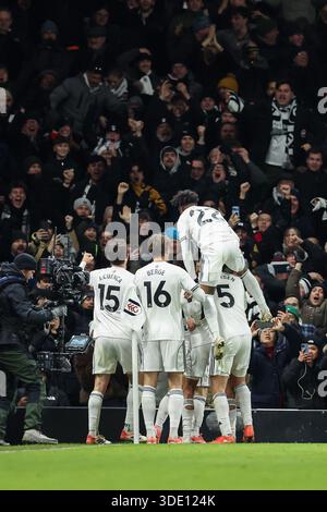 Liverpool, UK. 7th Jan, 2026. Dwight McNeil of Everton warms up prior ...