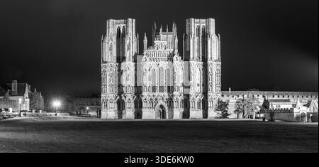 Night photo of Wells cathedral in Somerset Stock Photo - Alamy