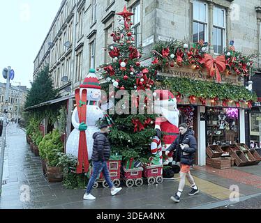 Glasgow, Scotland, UK. 6th January 2018. UK Weather: On a cold but ...