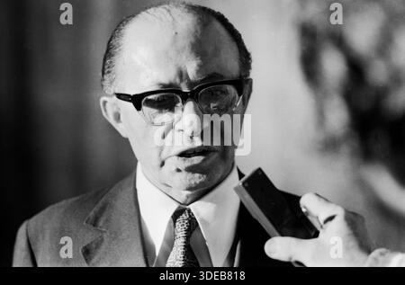 Menachem Begin im Interview, Nahaufnahme mit Mikrofon, Jerusalem 1973 ...