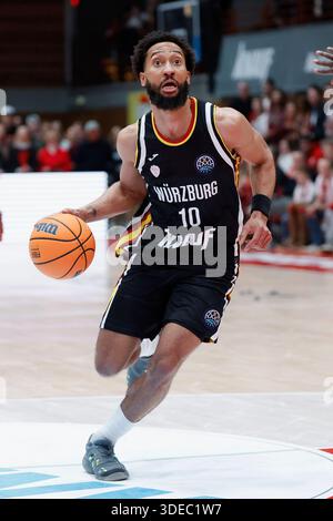 v. l. n. r.: Davion Mintz (Fitness First Wuerzburg Baskets, 10) and ...