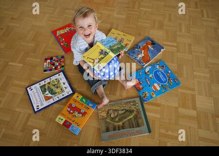 Kind DEU, Deutschland, 20260101, - Kind mit Buch, DEU, Germany ...