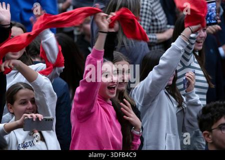 Faithful attend Pope Leo XIV's Angelus noon prayer in St. Peter's ...