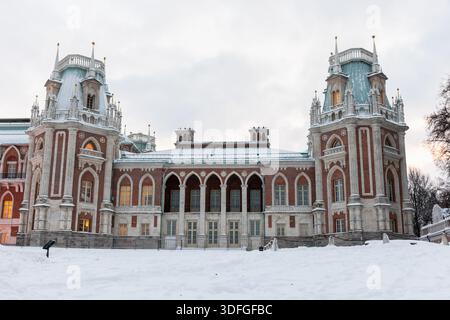 Moscow, Russia. 18th January, 2026. Young people go sledding on an ...