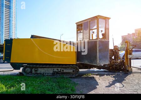 Machine directional pipe laying method during operation, horizontal ...