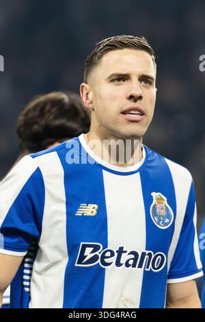 Porto, Portugal. 14th Jan, 2026. SL Benfica's player Richard Ríos (L ...