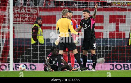 from left: Nicolai Remberg, goalkeeper Daniel Heuer Fernandes (HSV ...