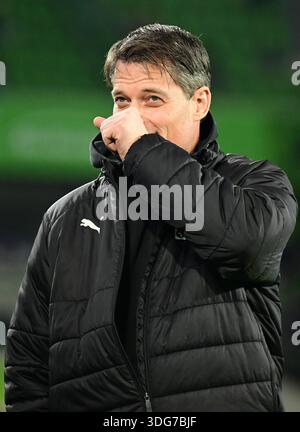 Coach Alexander Blessin (St. Pauli) with team after the game Hamburg ...
