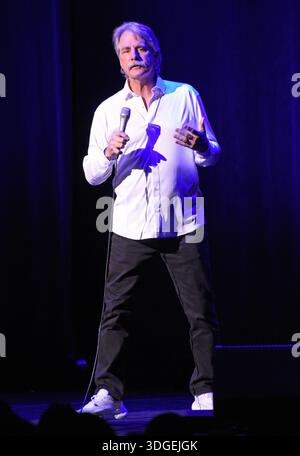 Jeff Foxworthy on stage for Ron White Stand-Up Comedy Performance, Fox ...