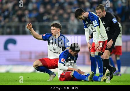 From left: referee Robert Schroeder, Kevin Stoeger (Gladbach) Munich ...