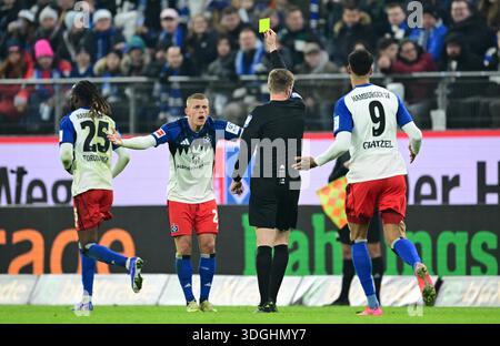 From left: referee Robert Schroeder, Kevin Stoeger (Gladbach) Munich ...