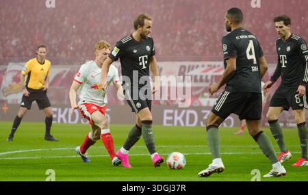 from left Harry Kane, Nicolas Capaldo (HSV Hamburg), referee Harm ...