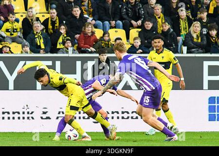 Lars Kehl (VfL Osnabrück, #18) in a duel against Jose Enrique Rios ...
