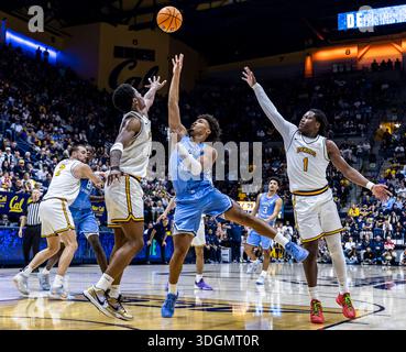 North Carolina guard Seth Trimble (7) dunks in front of Syracuse guard ...