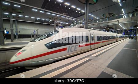 Eisenbahnverkehr in Berlin HBF. Intercity Express Zug ICE / ICE4 der ...