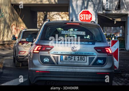 Berlin Straßenverkehr, Verkehr: Straßenszene mit Rollstuhl, Behinderte ...