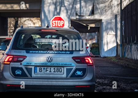 Berlin Straßenverkehr, Verkehr: Straßenszene mit Rollstuhl, Behinderte ...