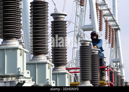 Electric workers braved severe cold to install and debug equipment at ...