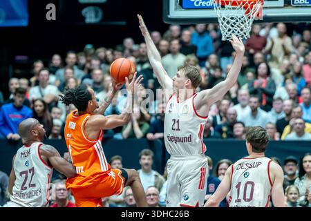 from left: Justus HOLLATZ (FCB), Niels GIFFEY (FCB), Wenyen GABRIEL ...
