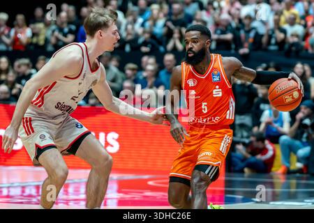 from left: Justus HOLLATZ (FCB), Niels GIFFEY (FCB), Wenyen GABRIEL ...