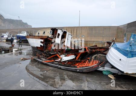 Palermo, Italy. 21st Jan, 2026. Palermo. Damage caused by Cyclone Harry ...