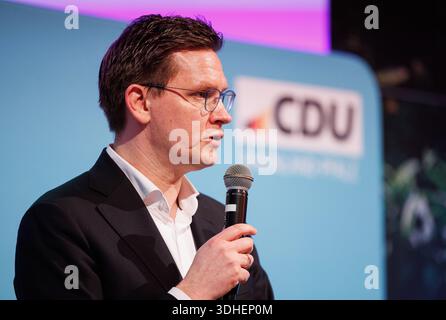 Mainz, Germany. 21st Jan, 2026. Gordon Schnieder (r), CDU top candidate ...