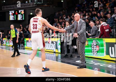 Neven Spahija (Umana Reyer Venice, Trainer) gibt Spieler Anweisungen ...