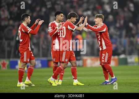 Tom Bischof (FC FC Bayern Munich, #20) takes a seat on the bench at the ...