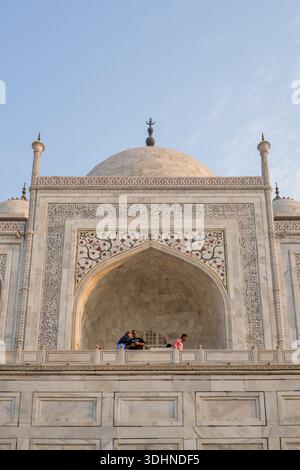Arabic calligraphy in Pietra Dura (marble inlay) on gateway of the Taj ...