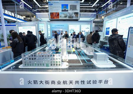 People visit the Beijing International Commercial Aerospace Exhibition ...