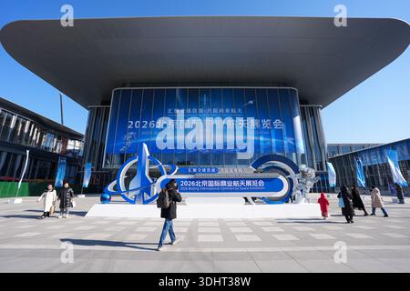 People visit the Beijing International Commercial Aerospace Exhibition ...