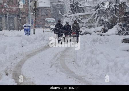 Sopore, India. 23rd Jan, 2026. A horse-drawn carriage traveling over ...