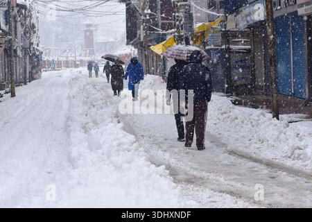 Sopore, India. 23rd Jan, 2026. A horse-drawn carriage traveling over ...