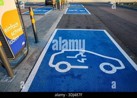 20 January 2026, Saxony, Schkeuditz: Blue parking spaces are marked in ...
