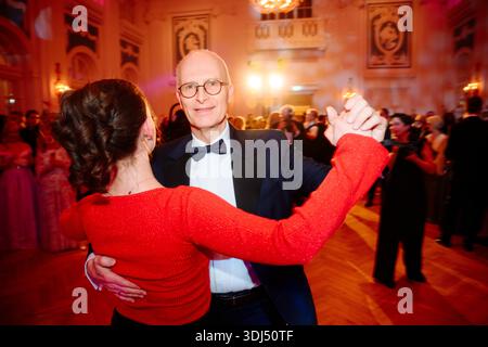 24 January 2026, Hamburg: Dancer Henk Nagel (r) dances the opening ...