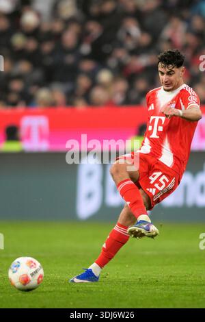 Aleksandar Pavlovic (FC FC Bayern Munich, #45) warming up GER, FC FC ...