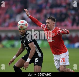 Phillip Tietz (li). Gegen. Moritz Jenz. fotografiert beim Fußball ...