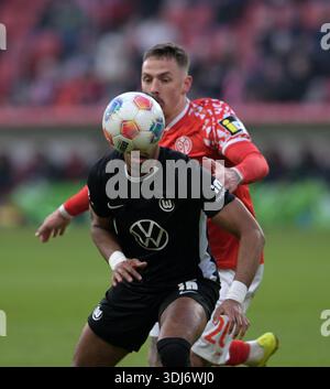 Phillip Tietz (li). Gegen. Moritz Jenz. fotografiert beim Fußball ...