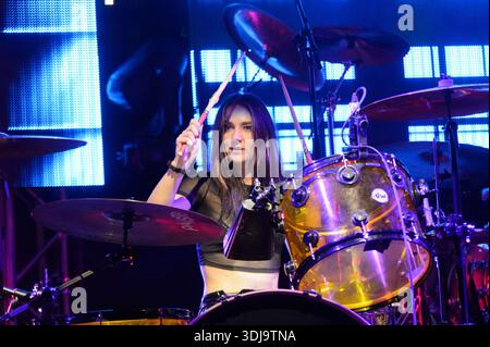 Paige Cantrill performs with Vern Daysel & The Burning Breeze in Fort ...