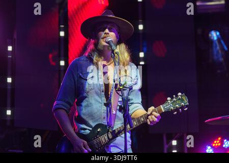 Coby Dante performs with Vern Daysel & The Burning Breeze in Fort ...