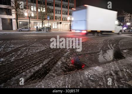 Berlin, Germany. 26th Jan, 2026. Boris Pistorius (r, SPD), Federal ...