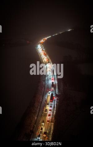 Vlotho, Germany. 26th Jan, 2026. Vehicles are stuck in a traffic jam on ...