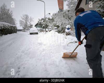Forchheim, Germany. 26th Jan, 2026. Vehicles are on the road in snow ...