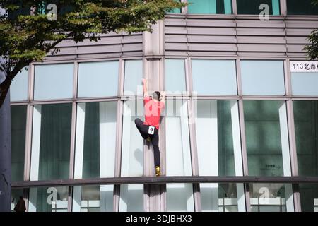 TAIPEI, CHINA - JANUARY 25, 2026 - American climber Alex Honnold climbs ...