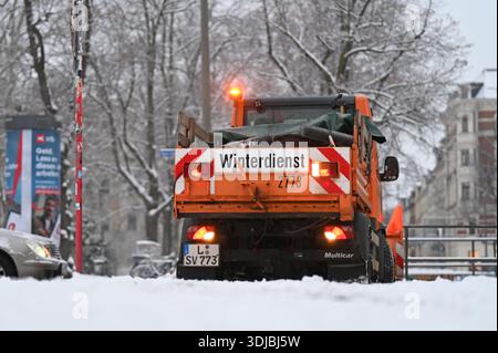 Leipzig, Germany. 26th Jan, 2026. Employees of the winter road ...