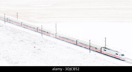 26 January 2026, Lower Saxony, Uetze: A Deutsche Bahn ICE train travels ...