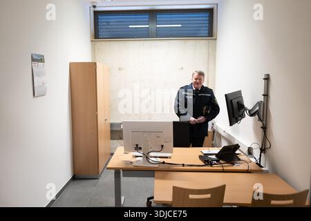 26 January 2026, Saxony, Döbeln: A custody cell at Döbeln police ...