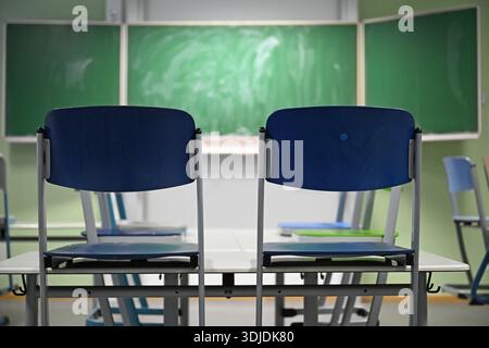 15 January 2026, Rhineland-Palatinate, Mainz: Empty chairs stand in ...
