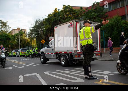 Colombian police guides traffic and assists students as schools return ...
