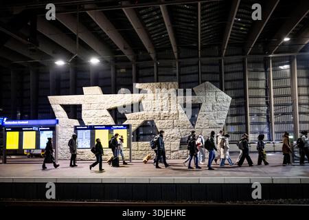 ROTTERDAM - Travelers at Rotterdam Central Station ROBIN UTRECHT /ANP ...
